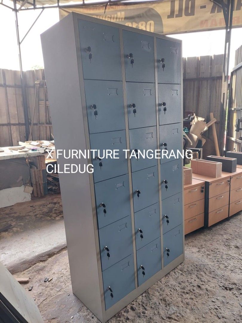 Loker besi 18 pintu krisbow stok terbatas, Perabotan Rumah di Carousell