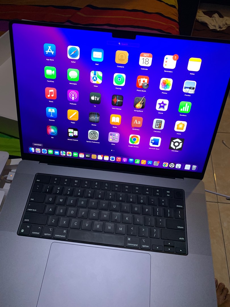 Macbook pro m1 16 inch seperti baru 512gb ibox, Elektronik, Komputer ...
