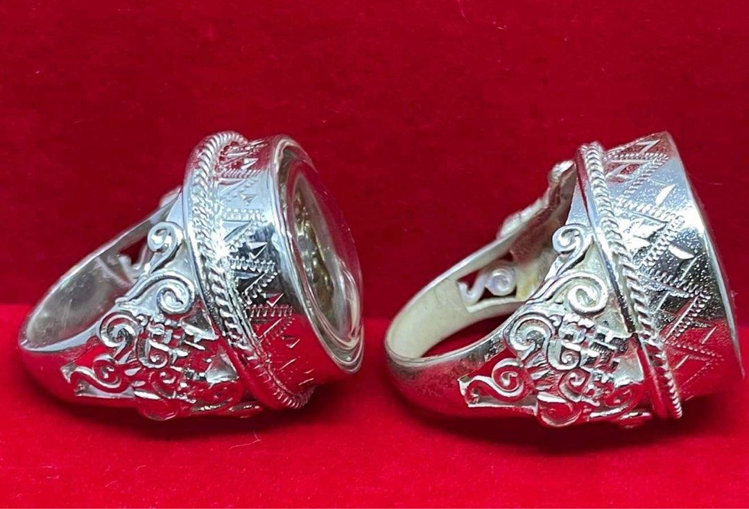 Pidta Pangpakan Roon Phor Tong Ruay 2566, Hobbies & Toys, Memorabilia & Collectibles, Religious ...