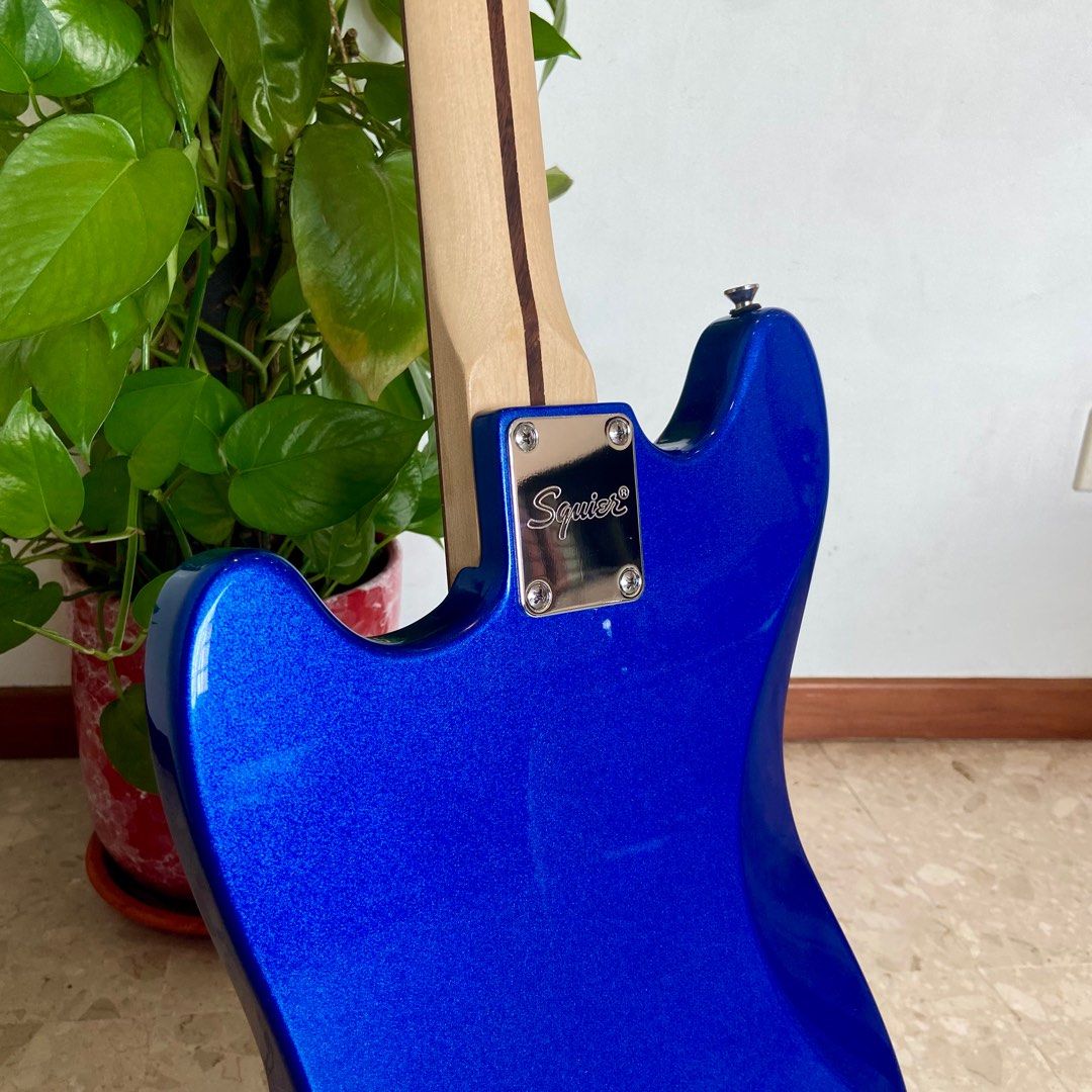 Squier Mustang electric guitar fender with Crate 15w guitar amplifier ...