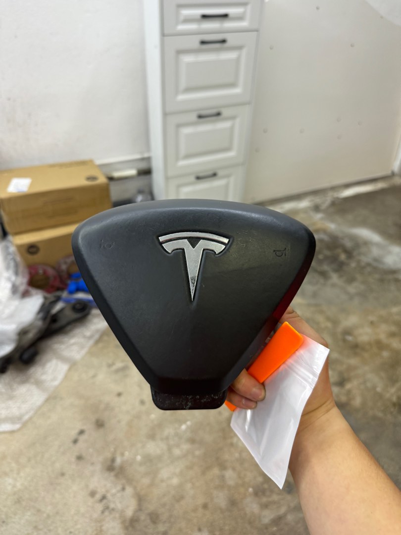 Tesla 原廠 AirBag 真皮氣袋, 汽車配件, 其他 - Carousell