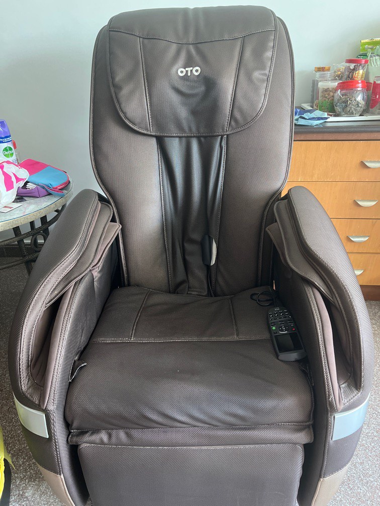 Oto Massage chair, Health & Nutrition, Massage Devices on Carousell
