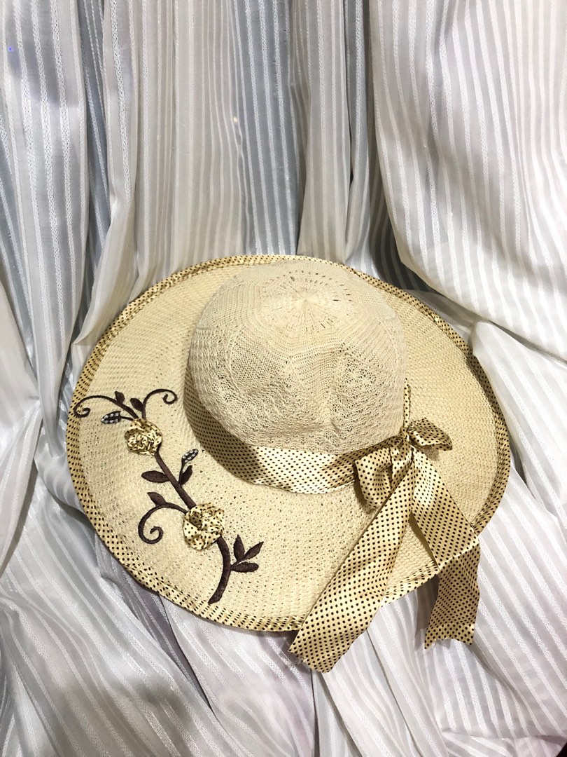 Topi, Fesyen Wanita, Aksesoris di Carousell