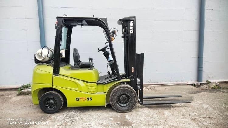 CLARK 2.5 TONS LPG FORKLIFT, Commercial & Industrial, Construction ...