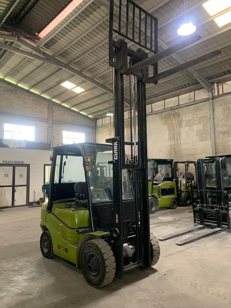 CLARK 2.5 TONS LPG FORKLIFT, Commercial & Industrial, Construction ...