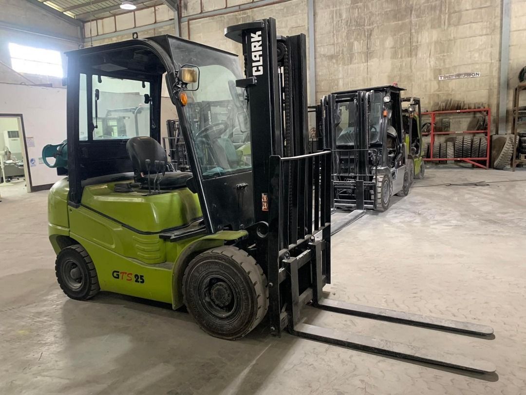 CLARK 2.5 TONS LPG FORKLIFT, Commercial & Industrial, Construction ...