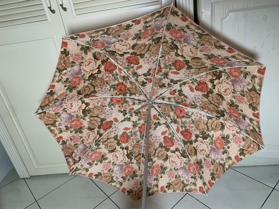 Daks floral parasol, Hobbies & Toys, Travel, Umbrellas on Carousell