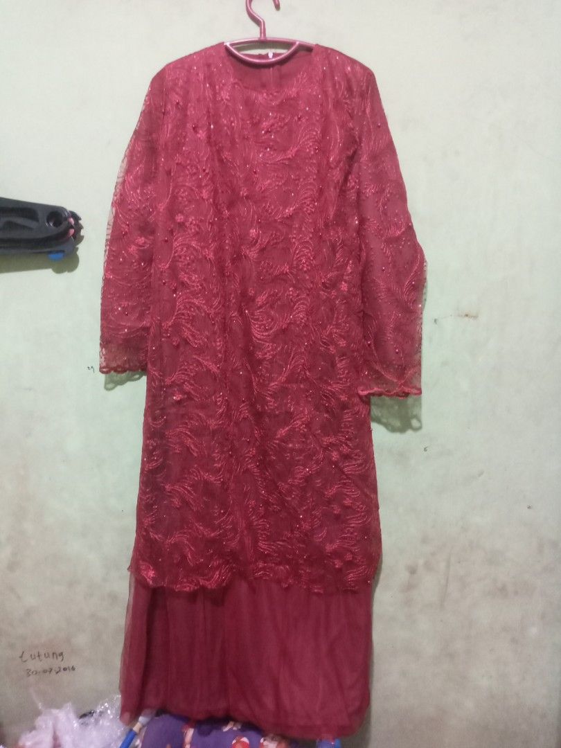 Gaun mewah muslim maroon, Fesyen Wanita, Pakaian Wanita, Gaun & Rok di Carousell