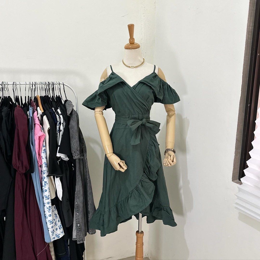 Green ruffled midi dress, Fesyen Wanita, Pakaian Wanita, Gaun & Rok di ...