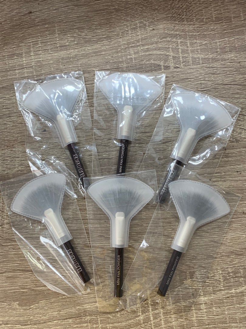 Laura Mercier Mini Fan Powder Brush, Beauty & Personal Care, Face ...
