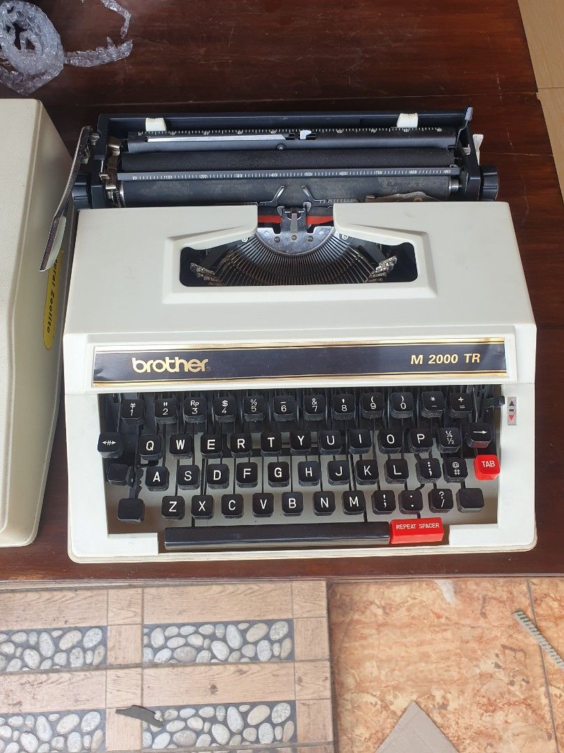 mesin ketik manual brother m 2000 tr, Antik, Pajangan di Carousell