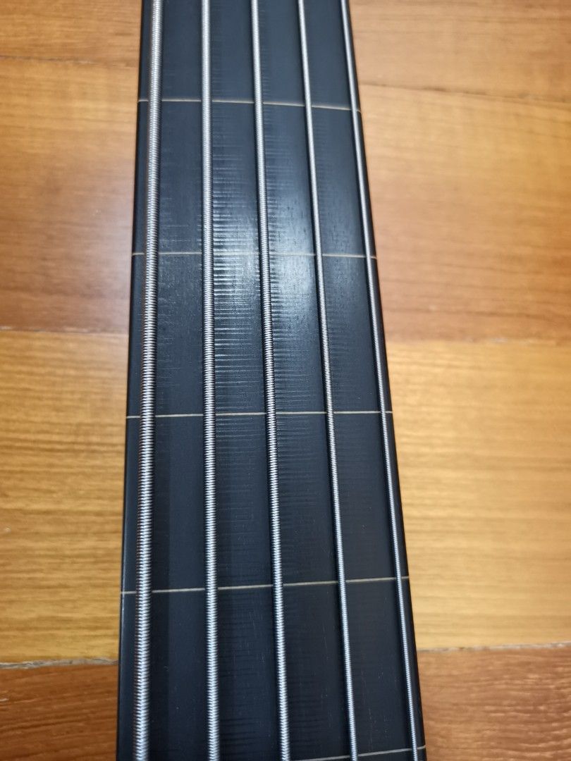 Tom Clement Singlecut Fretless 5-String Bass guitar, Hobbies & Toys ...