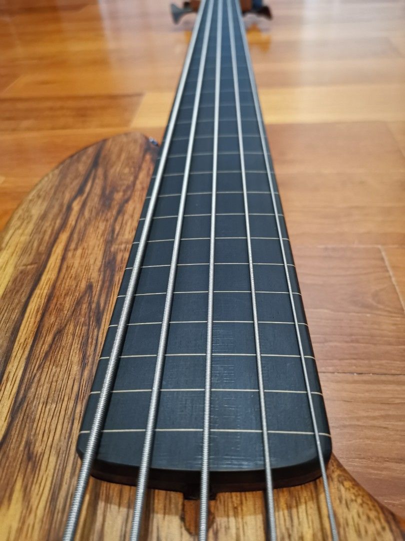 Tom Clement Singlecut Fretless 5-String Bass guitar, Hobbies & Toys ...