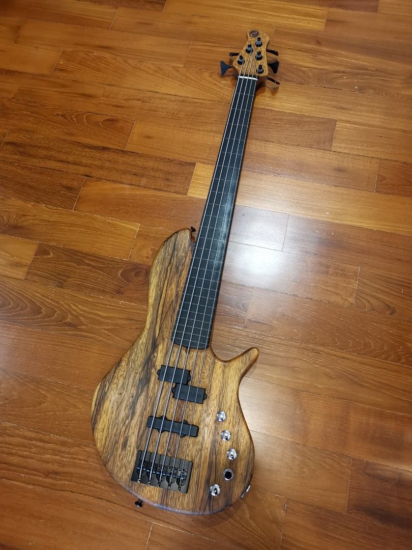 Tom Clement Singlecut Fretless 5-String Bass guitar, Hobbies & Toys ...