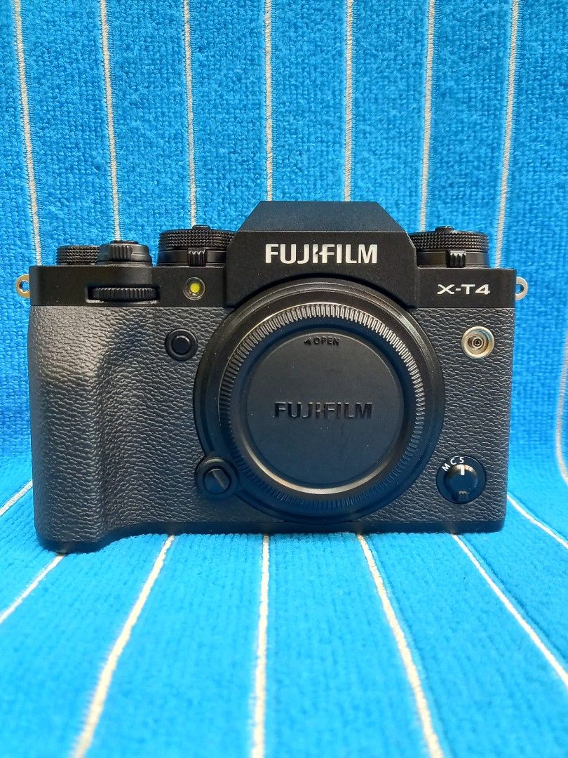 XT4 body Fujifilm, Photography, Cameras on Carousell