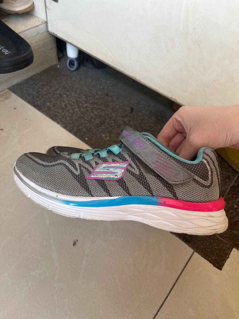 Skechers girls duo dash youth sneakers, Fesyen Wanita, Sepatu di Carousell