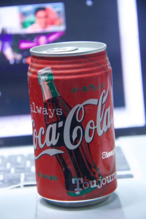老式可口可樂可樂 Coke 350ml 1999年 (日本原裝)未開瓶 裡面約還有10c.c 珍藏版, 書籍、休閒與玩具, 收藏、紀念品 ...