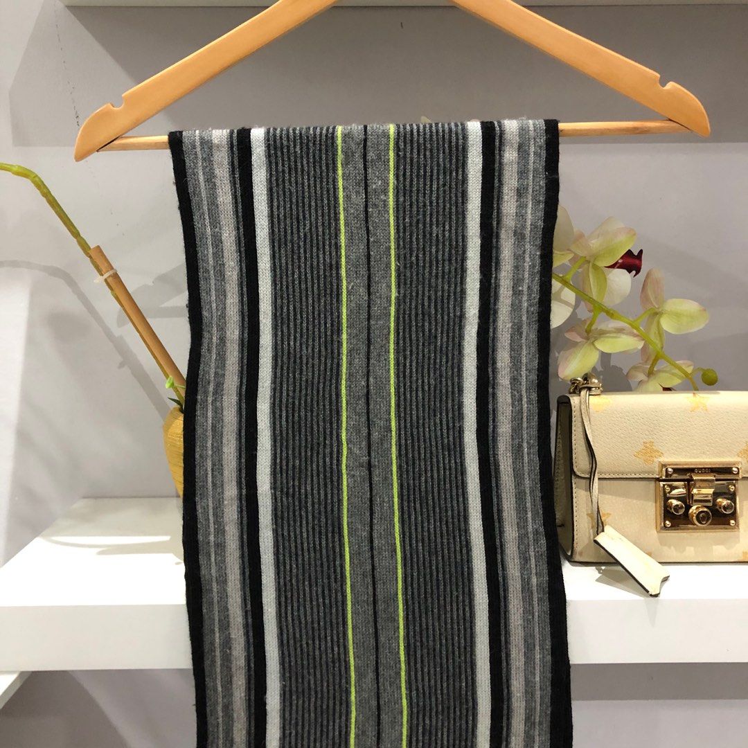 Paul smith scaft, Women's Fashion, Watches & Accessories, Scarves on ...