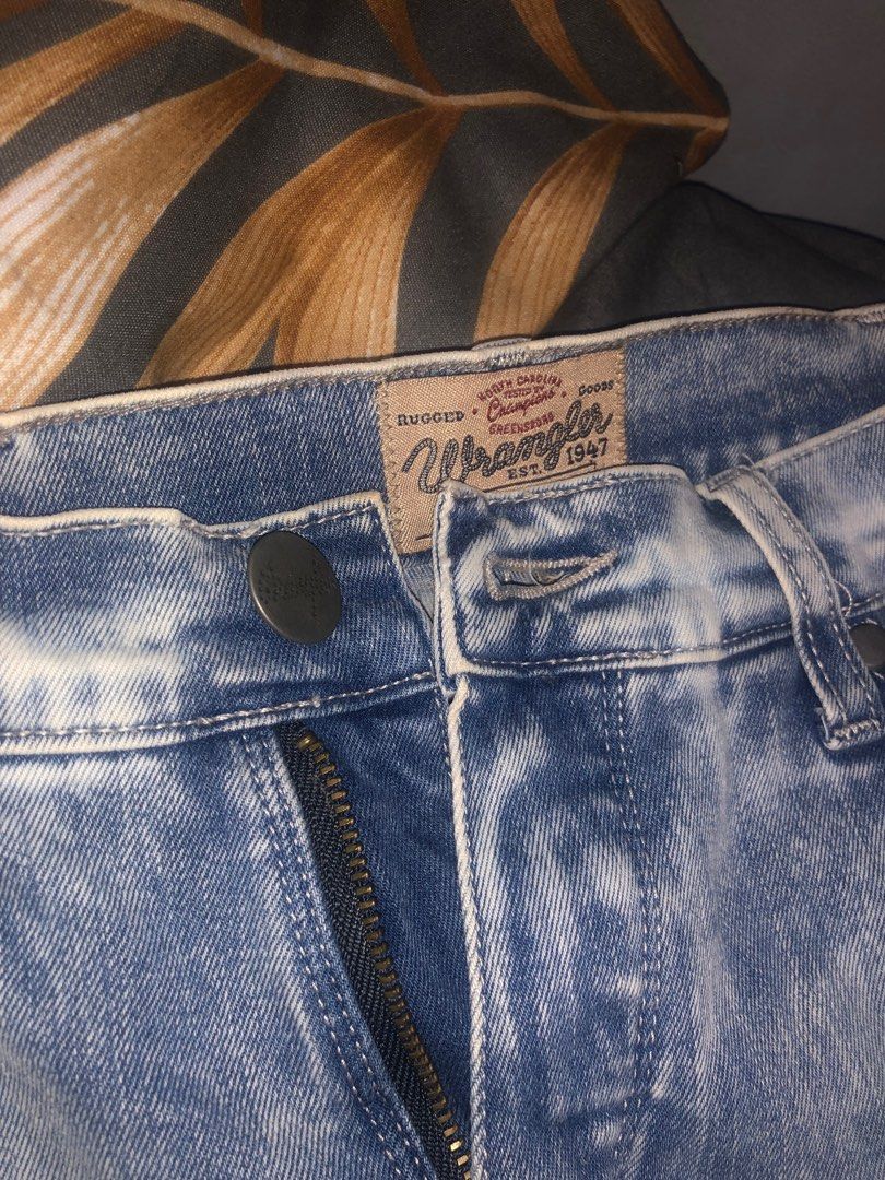 Wrangler ripped jeans, Men's Fashion, Bottoms, Jeans on Carousell