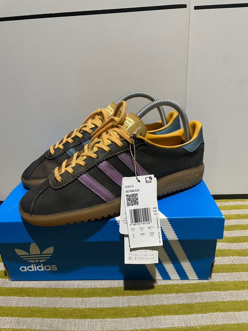 Adidas bermuda, Fesyen Pria, Sepatu , Lainnya di Carousell