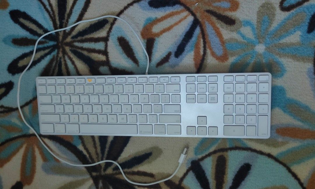 Apple Mac wired keyboard 100% working, Auto Accessories on Carousell