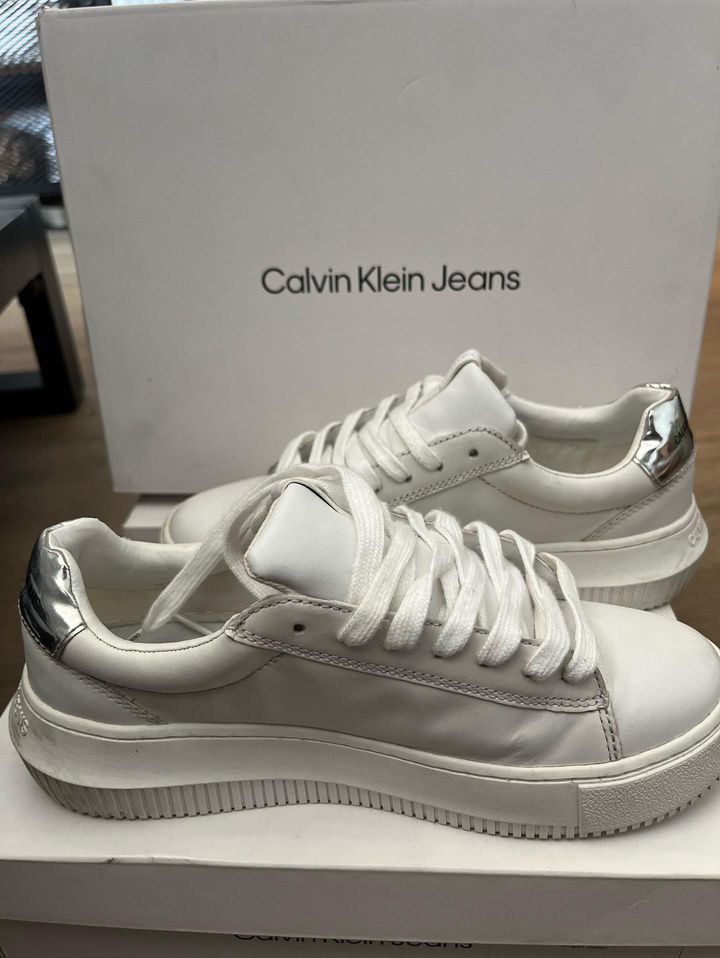 Calvin klein shoes, Fesyen Wanita, Sepatu di Carousell