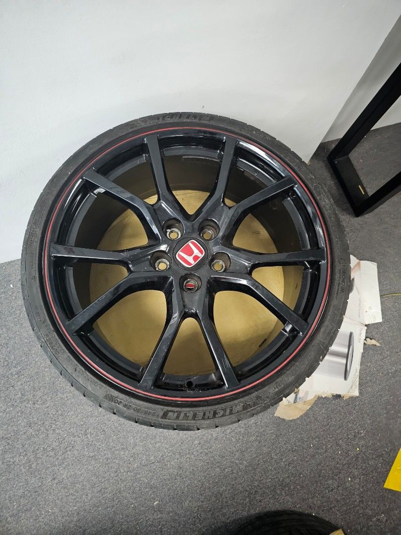 Civic tyre r fk8 original 20 rim, Car Accessories, Tyres & Rims on ...