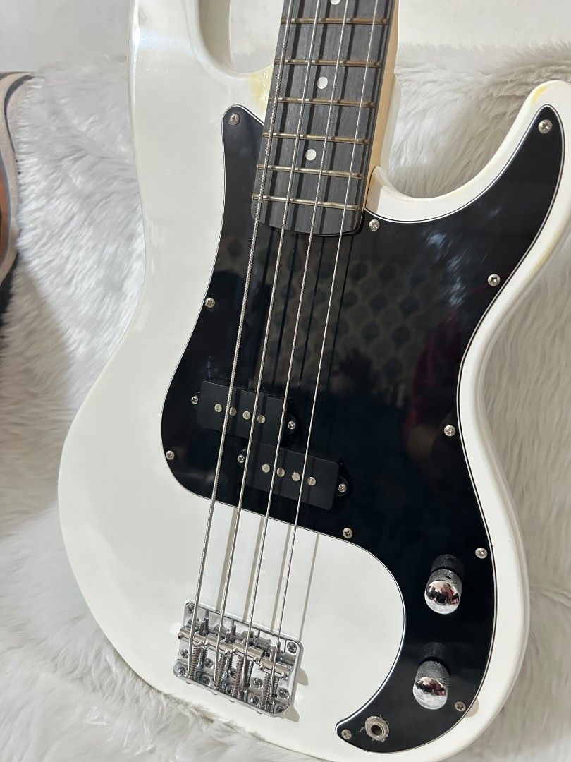 Clifton 4-string White Precision Bass Guitar and RJ 20 watts Bass ...