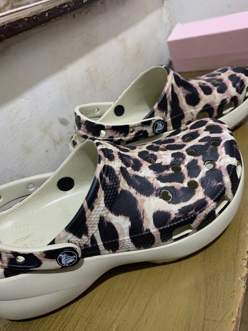 Crocs Leopard Platform W9, Women's Fashion, Footwear, Slippers and ...