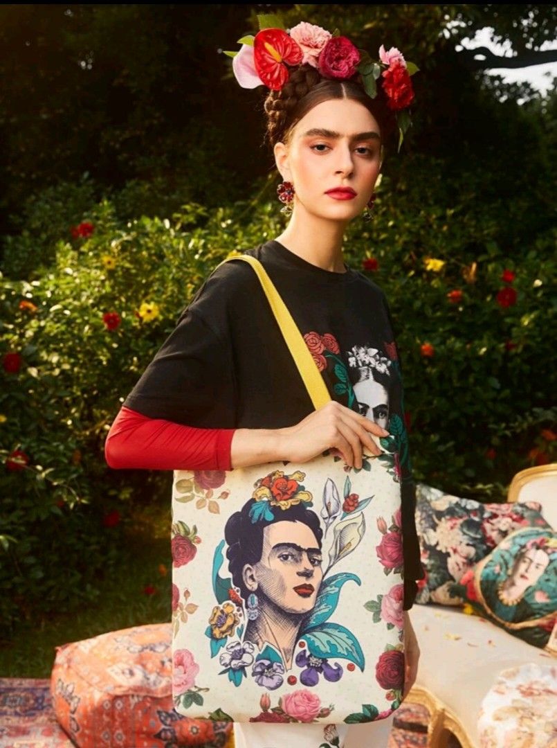Frida Kahlo Bundle tote & 2 pairs socks (23-25cm), Women's Fashion ...