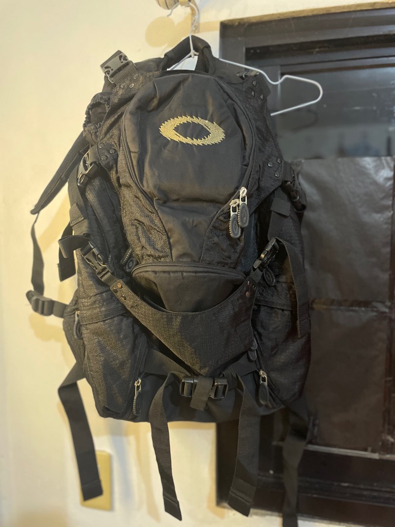 OAKLEY BACKPACK, Men's Fashion, Bags, Backpacks on Carousell