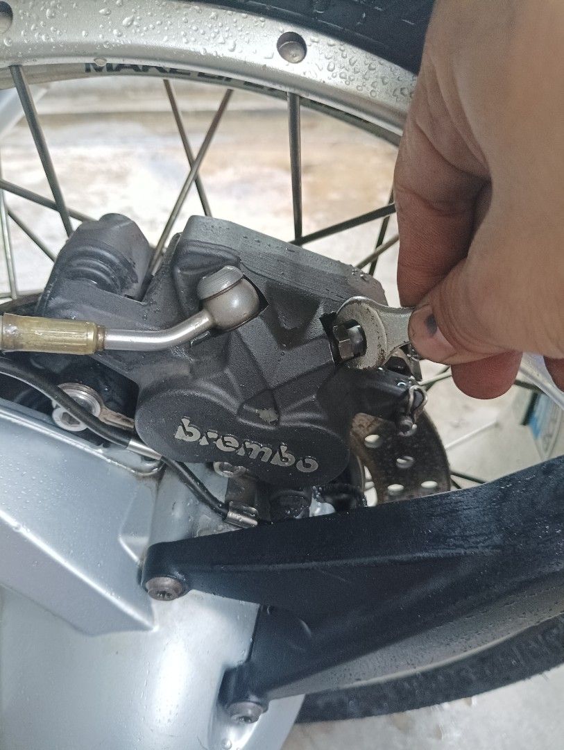 Bleeding and Flushing of Front/ Rear Brake Calipers for BMW R1200GSA GS ...