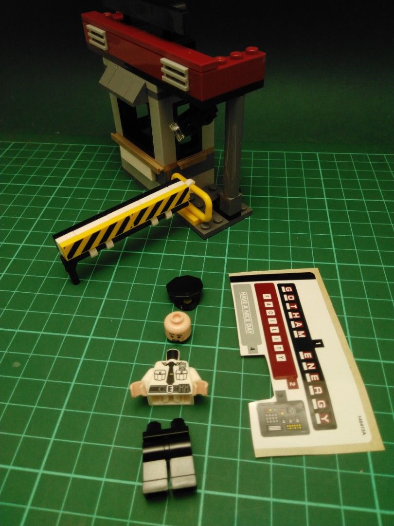 Lego Minifigures Security Guard and security setup from 70910 set ...