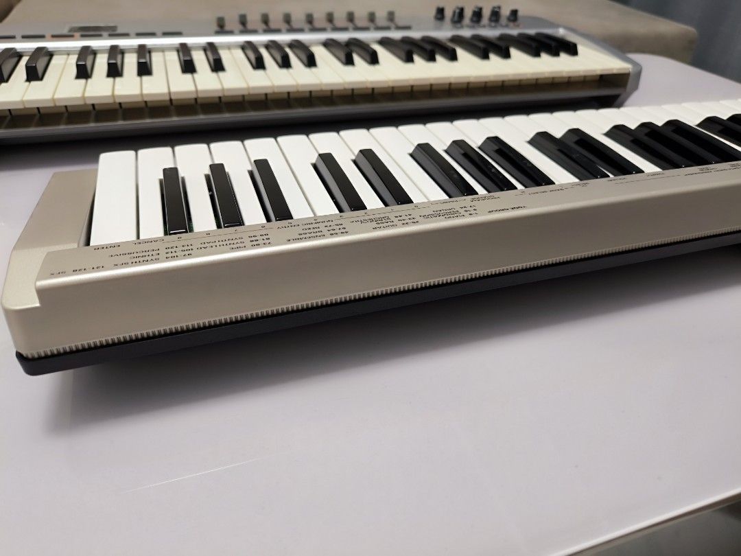 Roland ED PC-300 MIDI Keyboard Controller 電子合成器, 興趣及遊戲, 音樂、樂器 & 配件, 樂器 ...