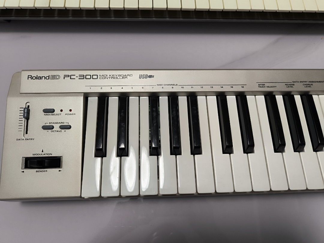 Roland ED PC-300 MIDI Keyboard Controller 電子合成器, 興趣及遊戲, 音樂、樂器 & 配件, 樂器 ...