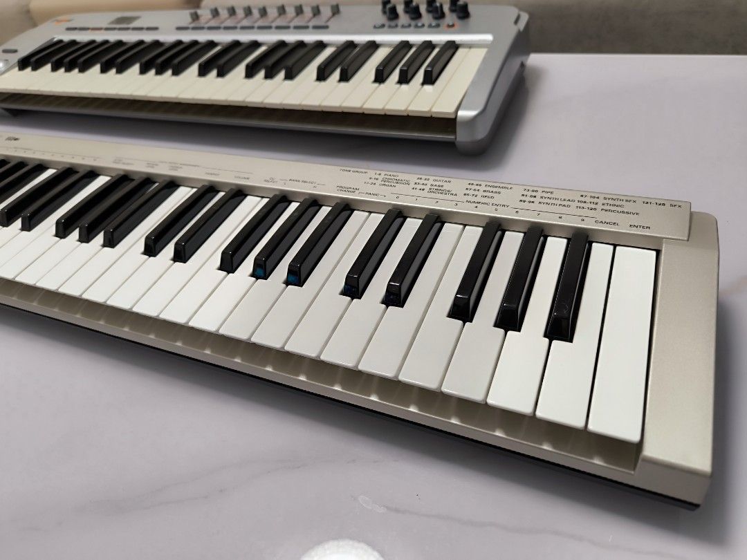 Roland ED PC-300 MIDI Keyboard Controller 電子合成器, 興趣及遊戲, 音樂、樂器 & 配件, 樂器 ...
