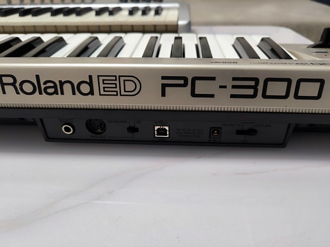 Roland ED PC-300 MIDI Keyboard Controller 電子合成器, 興趣及遊戲, 音樂、樂器 & 配件, 樂器 ...