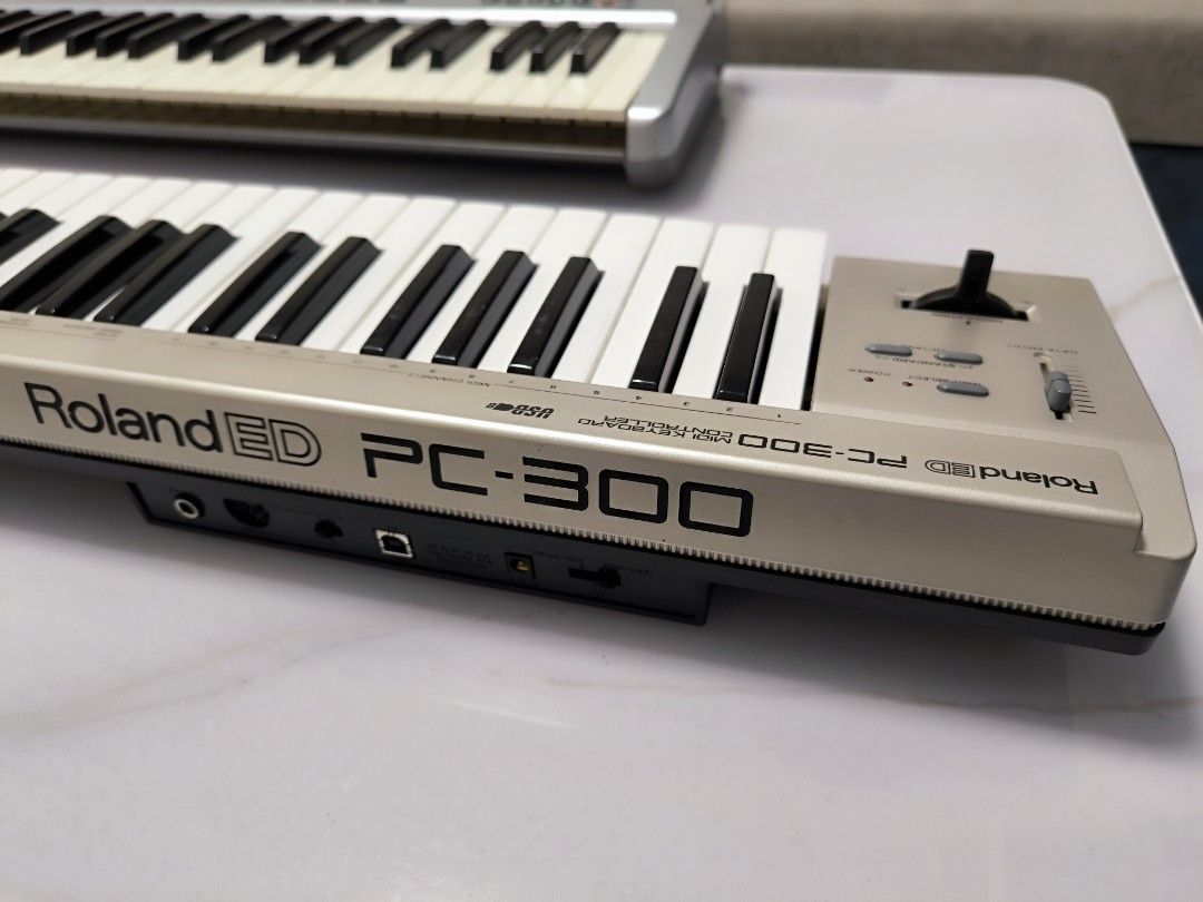 Roland ED PC-300 MIDI Keyboard Controller 電子合成器, 興趣及遊戲, 音樂、樂器 & 配件, 樂器 ...