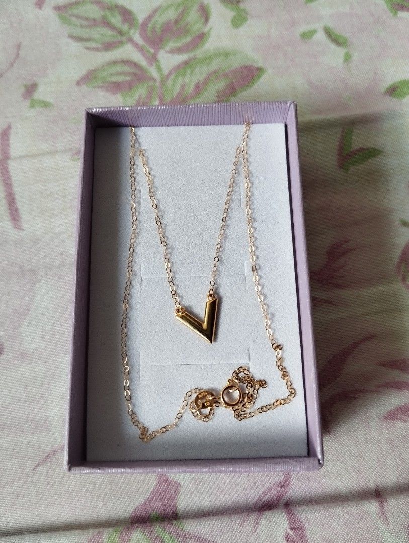V CENTERED NECKLACE 18", Women's Fashion, Jewelry & Organizers ...