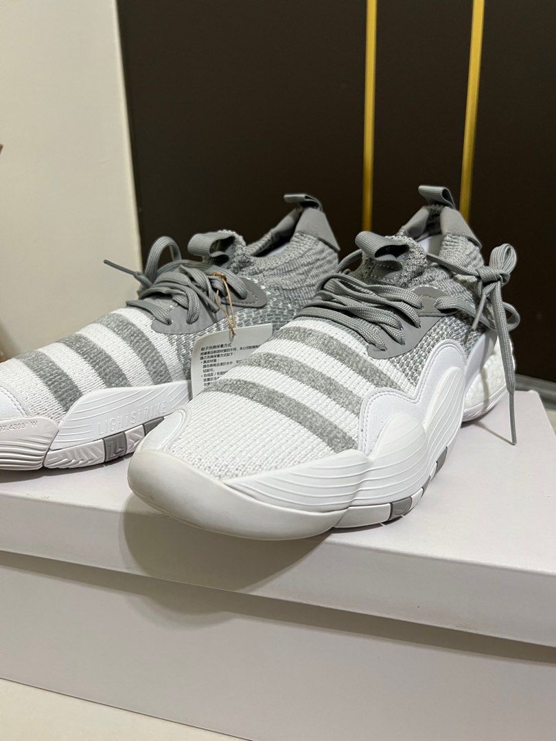 全新 Adidas Trae Young 2 UK9.5/US10, 他的時尚, 鞋類, 運動鞋、球鞋在旋轉拍賣