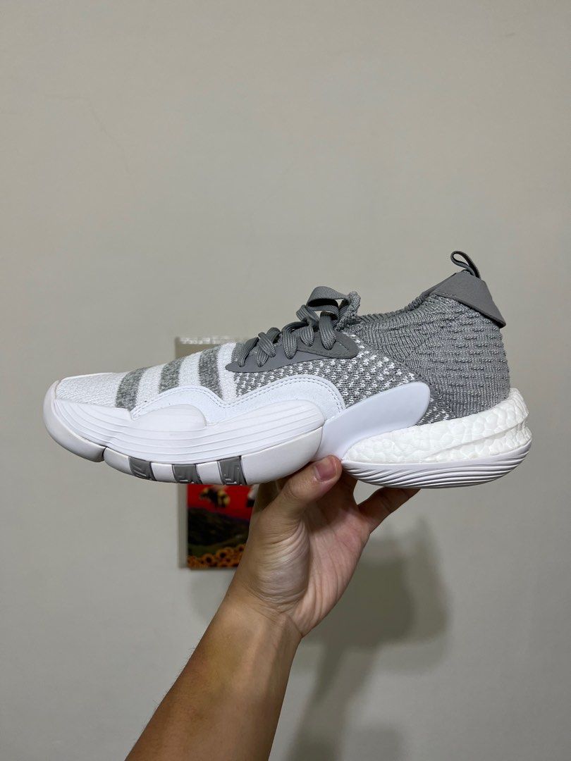 全新 Adidas Trae Young 2 UK9.5/US10, 他的時尚, 鞋類, 運動鞋、球鞋在旋轉拍賣