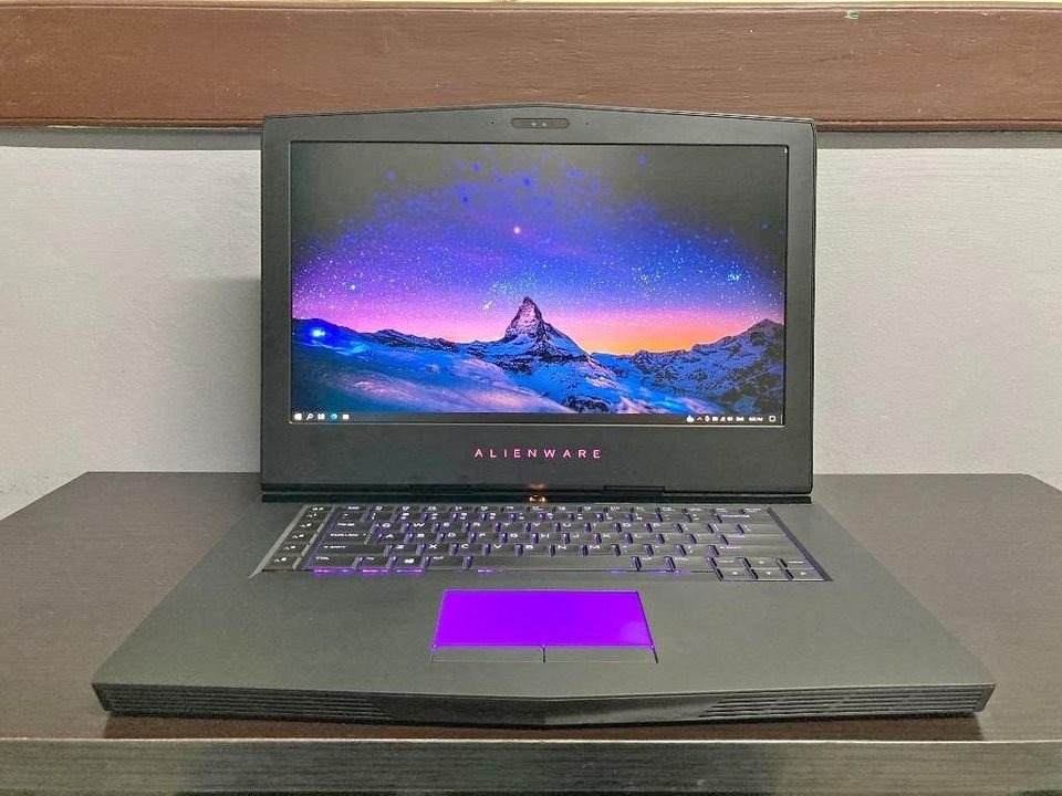 Alienware 15 R3, i7-7820HK (overclockable), GTX 1070 8GB, 24GB DDR4 ...