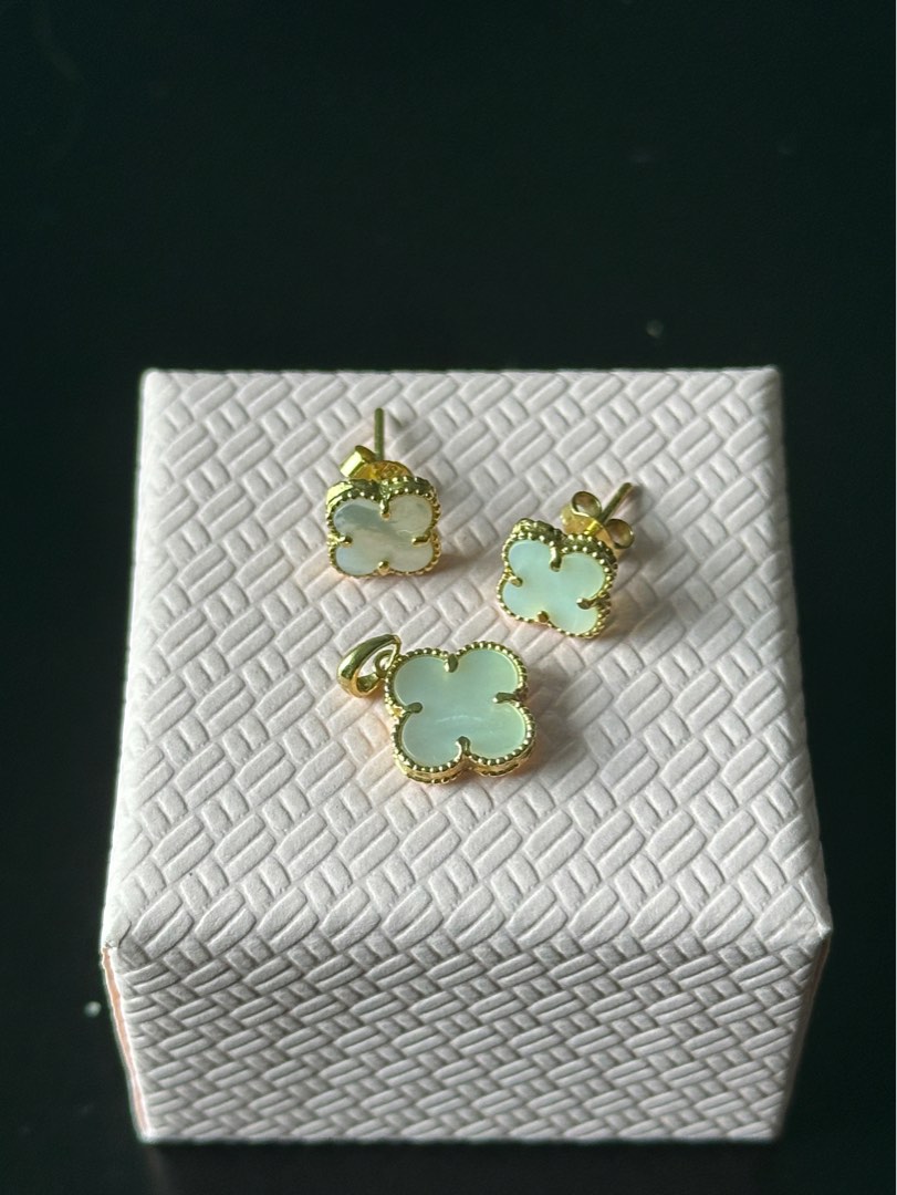 Authentic VCA (Pearl) Set 18k Gold, Women's Fashion, Jewelry ...