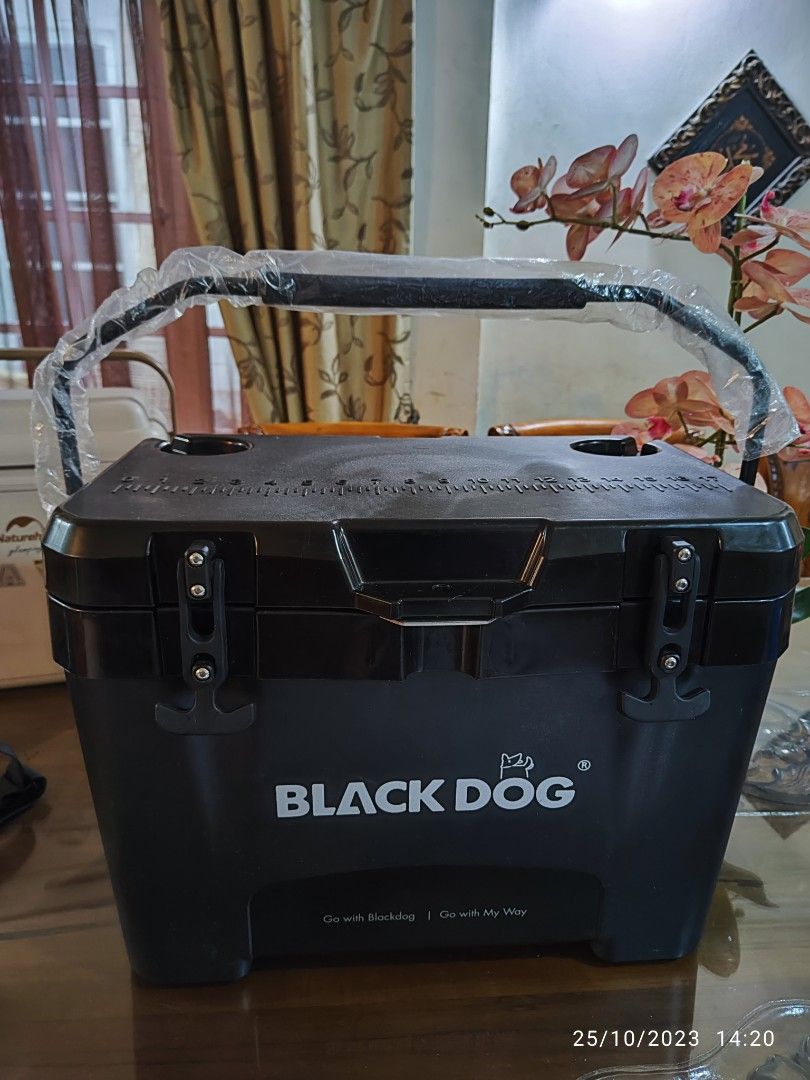 BD BLACKDOG Cooler Box 26L Ice Box Peti Beku, Sports Equipment, Hiking ...