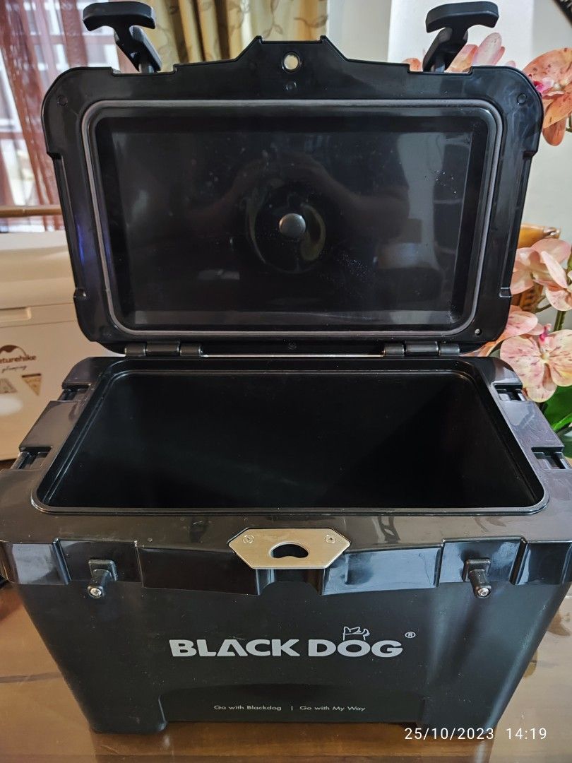 BD BLACKDOG Cooler Box 26L Ice Box Peti Beku, Sports Equipment, Hiking ...