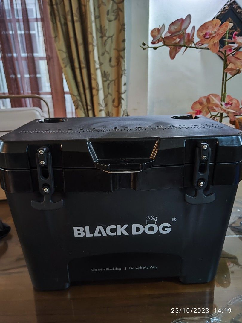 BD BLACKDOG Cooler Box 26L Ice Box Peti Beku, Sports Equipment, Hiking ...