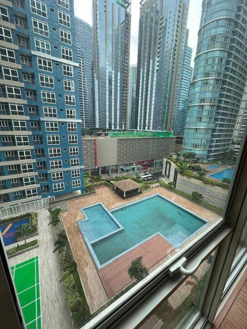 RUSH SALE! 1 Bedroom with Parking BGC Condo Times Square West Assume ...
