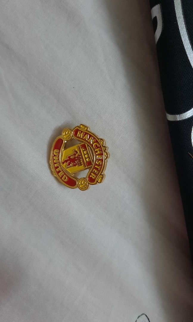 Manchester United Pencil Case and pin button, Hobbies & Toys ...