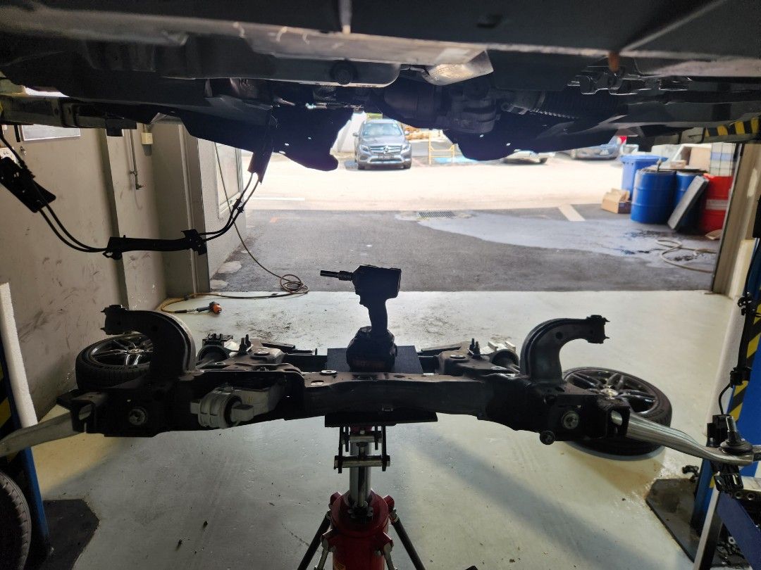 Mercedes-Benz X253 GLC250 Servicing Using Mercedes Engine Oil 5W40, Oil ...