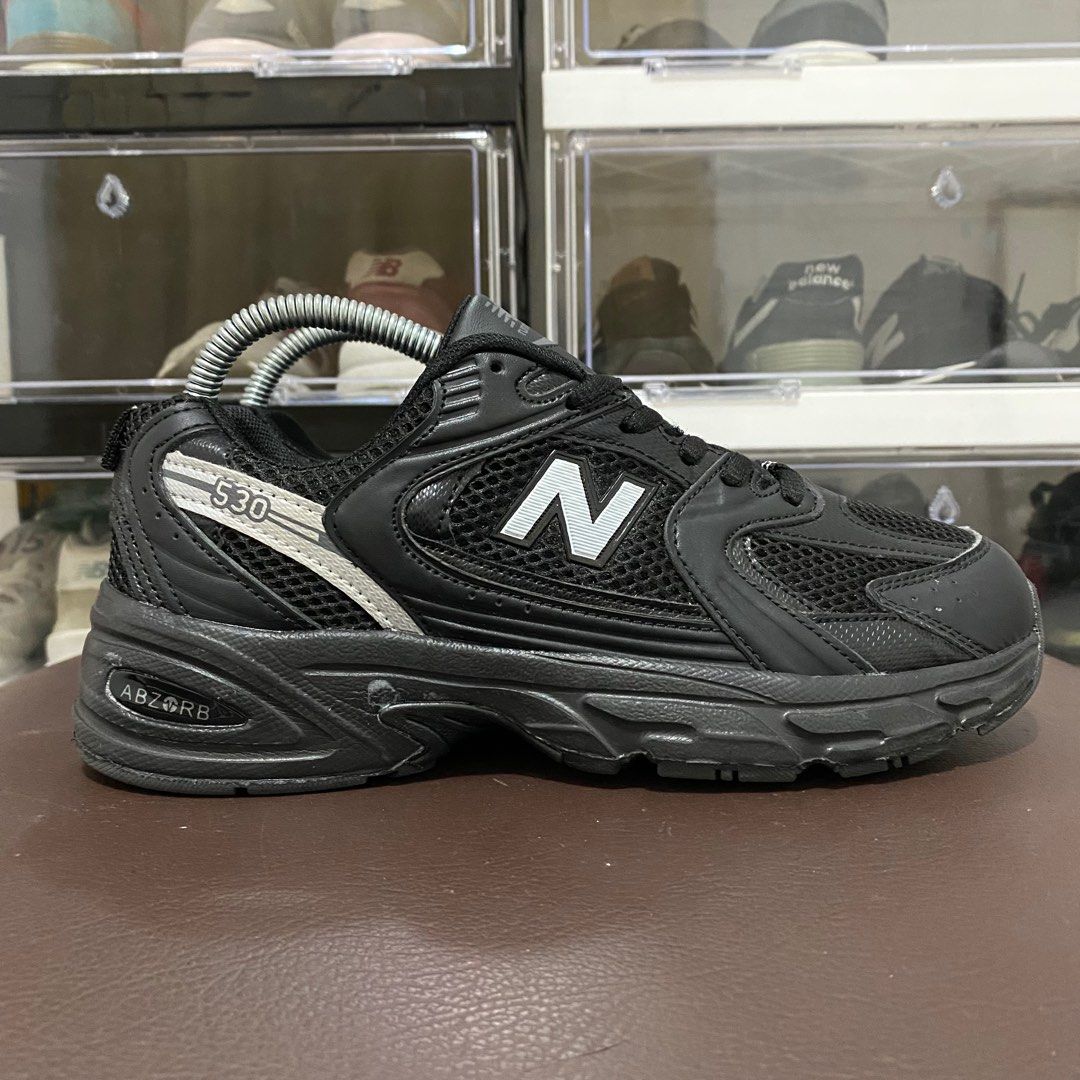 New balance 530 Full Black, Fesyen Pria, Sepatu , Sneakers di Carousell